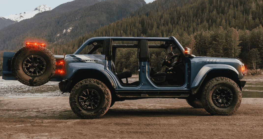 2025 Ford Bronco vs Jeep Wrangler: Clash of the Off-Road Icons